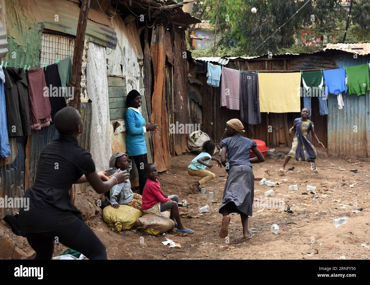 Kinder spielen am 26. August 2016 in Kibera Slum, Nairobi, der ...