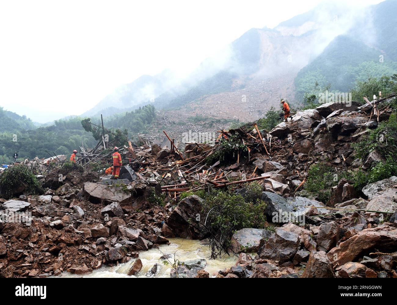 (160929) -- SUICHANG, 29. September 2016 -- Rettungskräfte arbeiten am ...