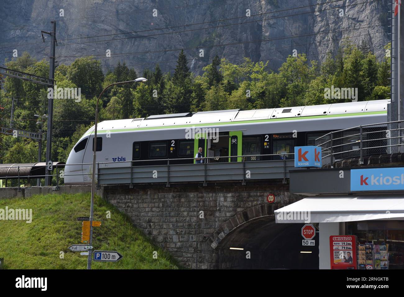 Bahnhof kandersteg -Fotos und -Bildmaterial in hoher Auflösung – Alamy
