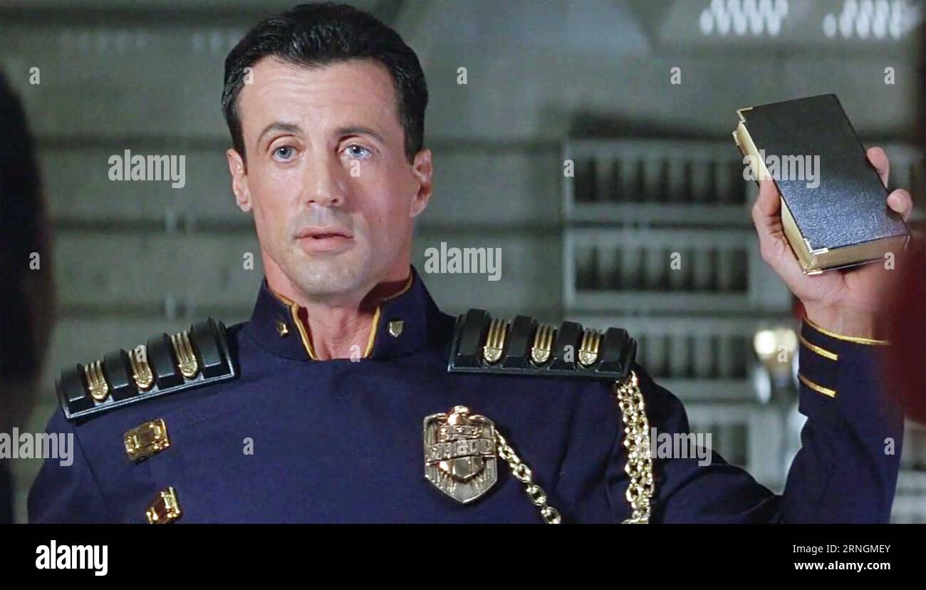 Judge dredd (1995) sylvester stallone -Fotos und -Bildmaterial in hoher Auflösung – Alamy