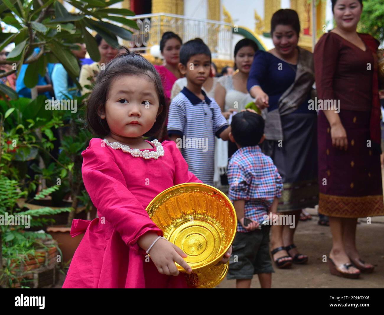 (161016) -- VIENTIANE, 16. Oktober 2016 -- Ein kleines Mädchen wartet auf ihre Eltern während ...