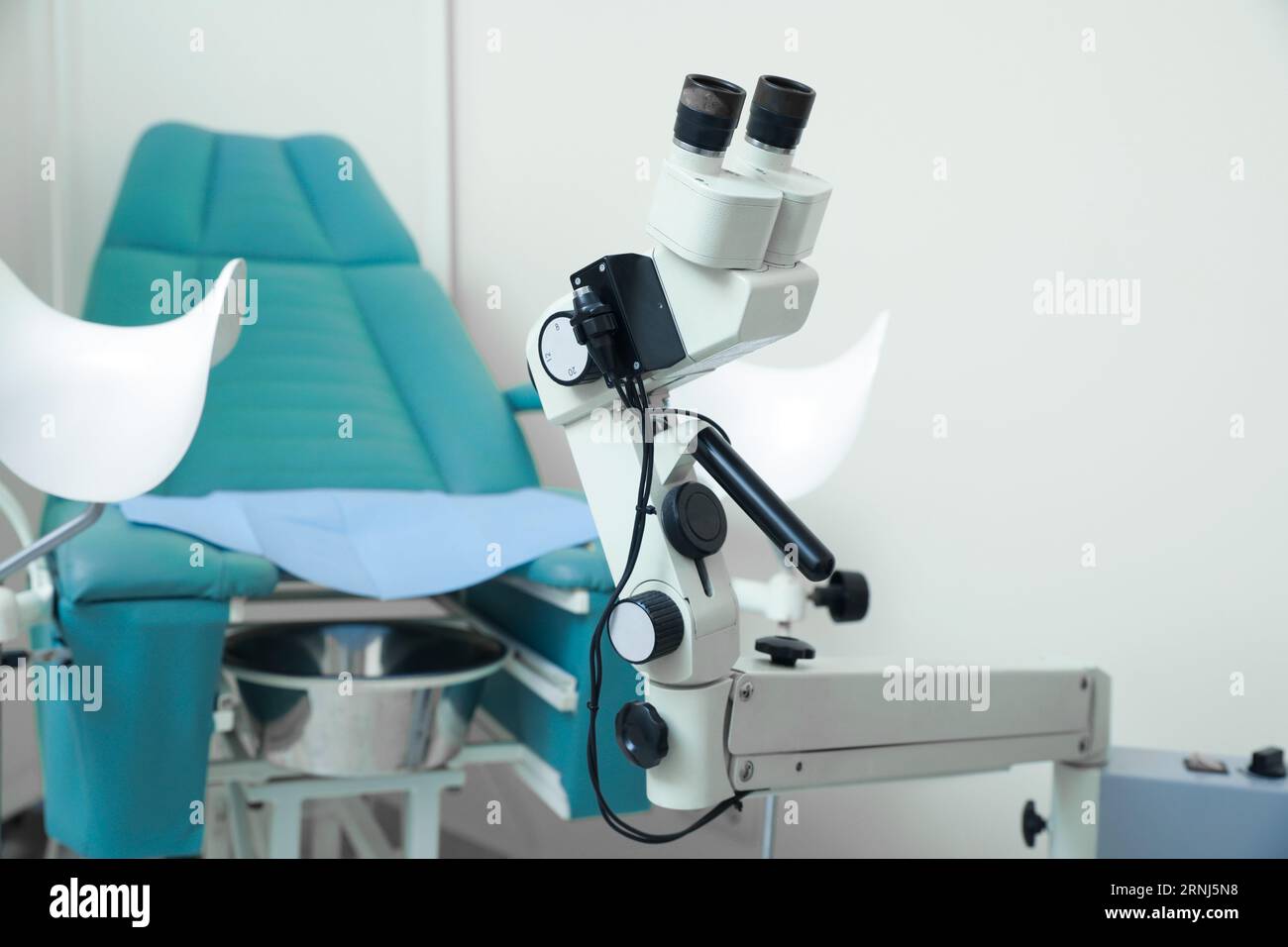 Modernes binokulares Kolposkop und gynäkologischer Stuhl in der Klinik ...