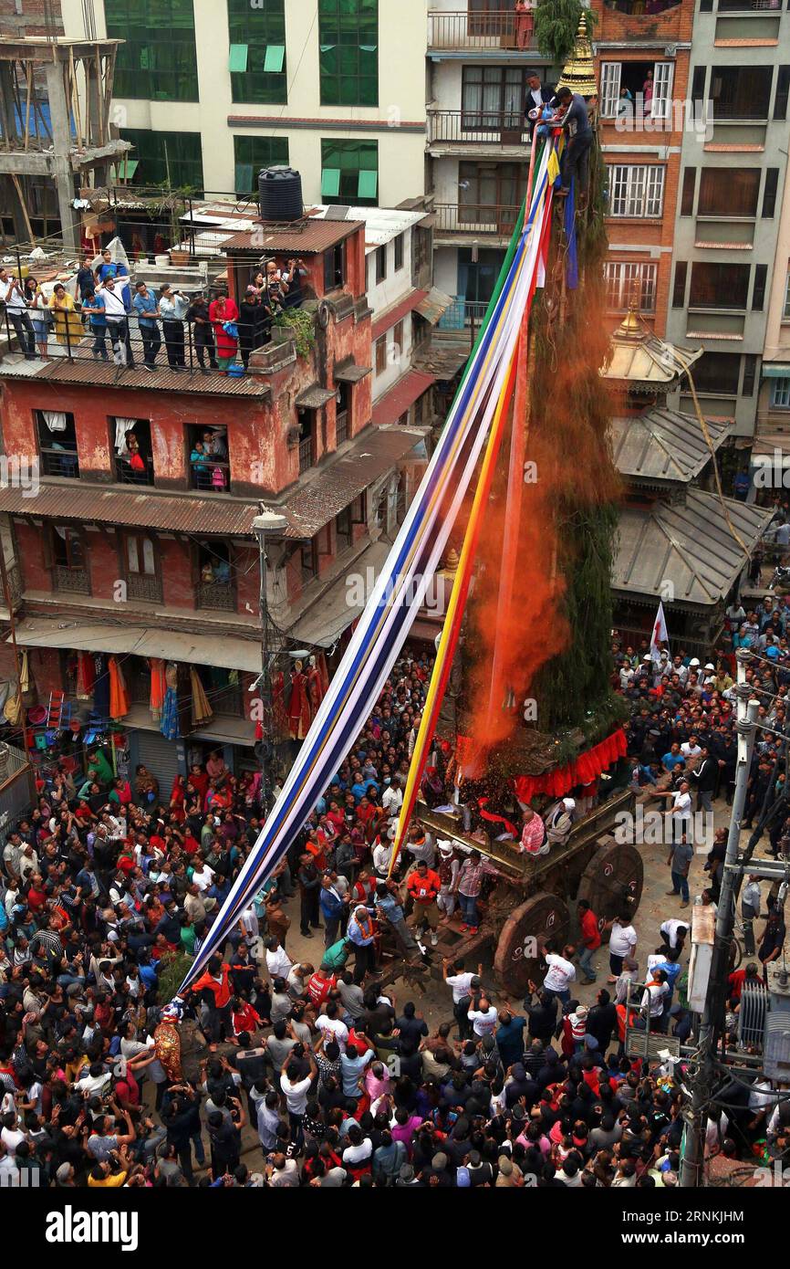 (170406) -- KATHMANDU, 6. April 2017 -- Devotees bieten Gebet als Wagen ...