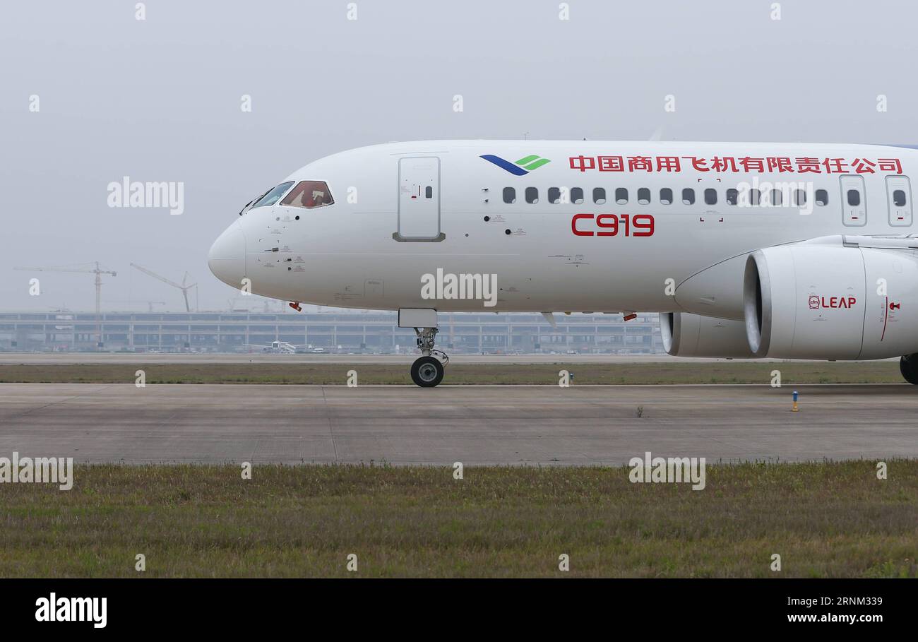 (170505) -- SHANGHAI, 5. Mai 2017 -- Chinas eigenes großes Passagierflugzeug C919 auf einer ...