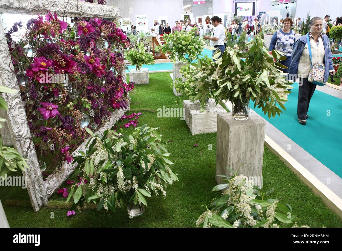 (170506) -- BRATISLAVA, 6. Mai 2017 -- Blumenarrangements werden auf ...