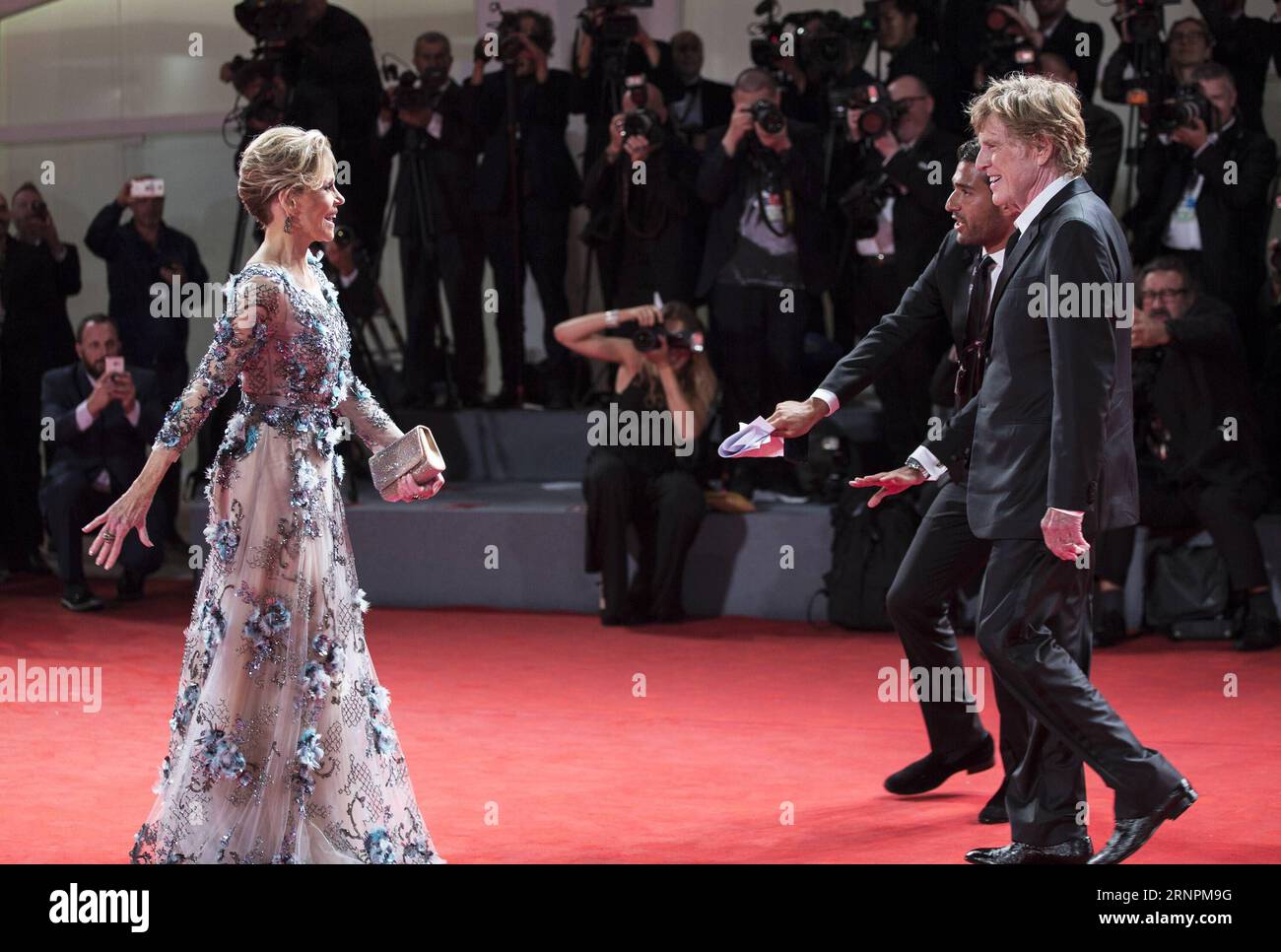 (170902) -- VENEDIG, 2. September 2017 -- Schauspielerin Jane Fonda (L ...