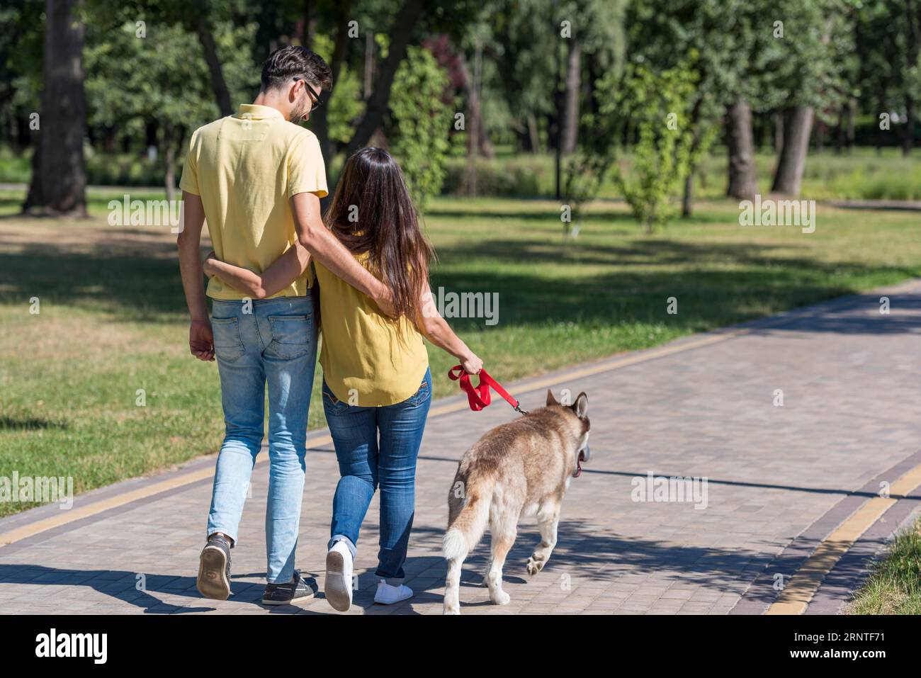Junge mutter mit tochter mit hund -Fotos und -Bildmaterial in hoher ...