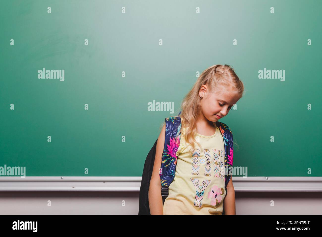 Shy schoolgirl -Fotos und -Bildmaterial in hoher Auflösung – Alamy