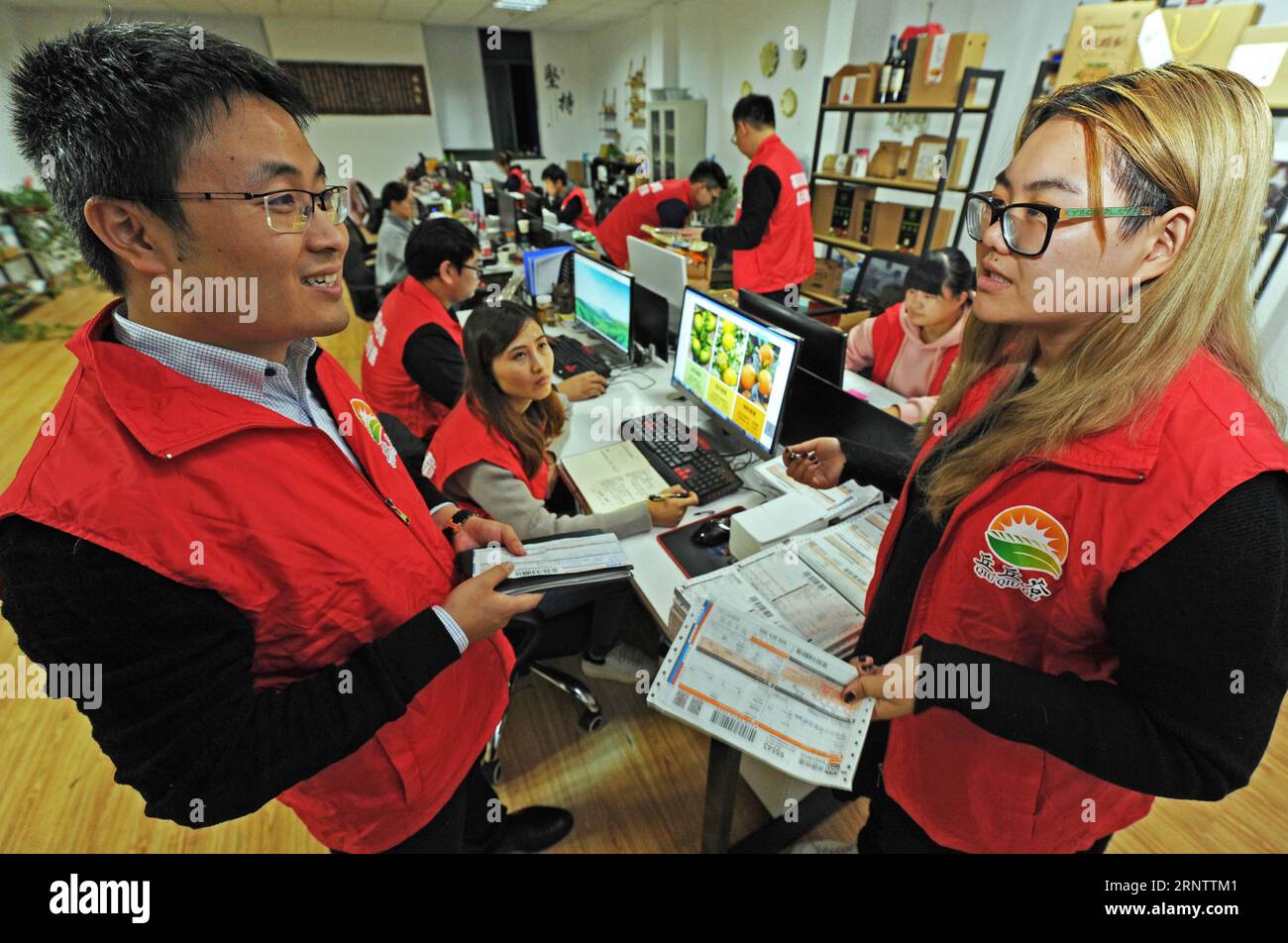 (171119) -- JIANDE, 19. November 2017 -- Chen Ting (L), der 3 Millionen ...