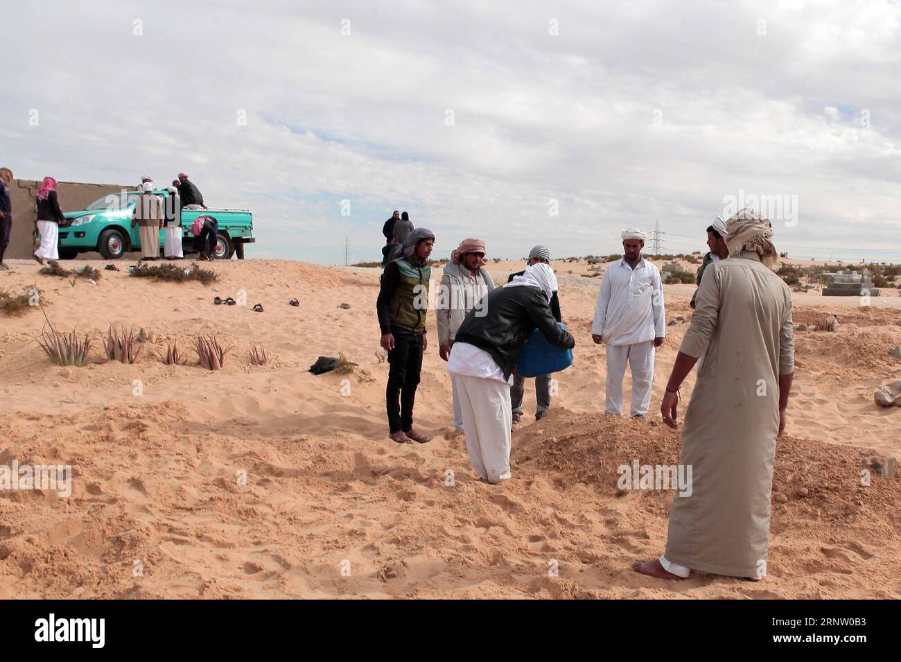 (171125) -- BIR AL-ABED (ÄGYPTEN), 25. November 2017 -- Menschen nehmen ...