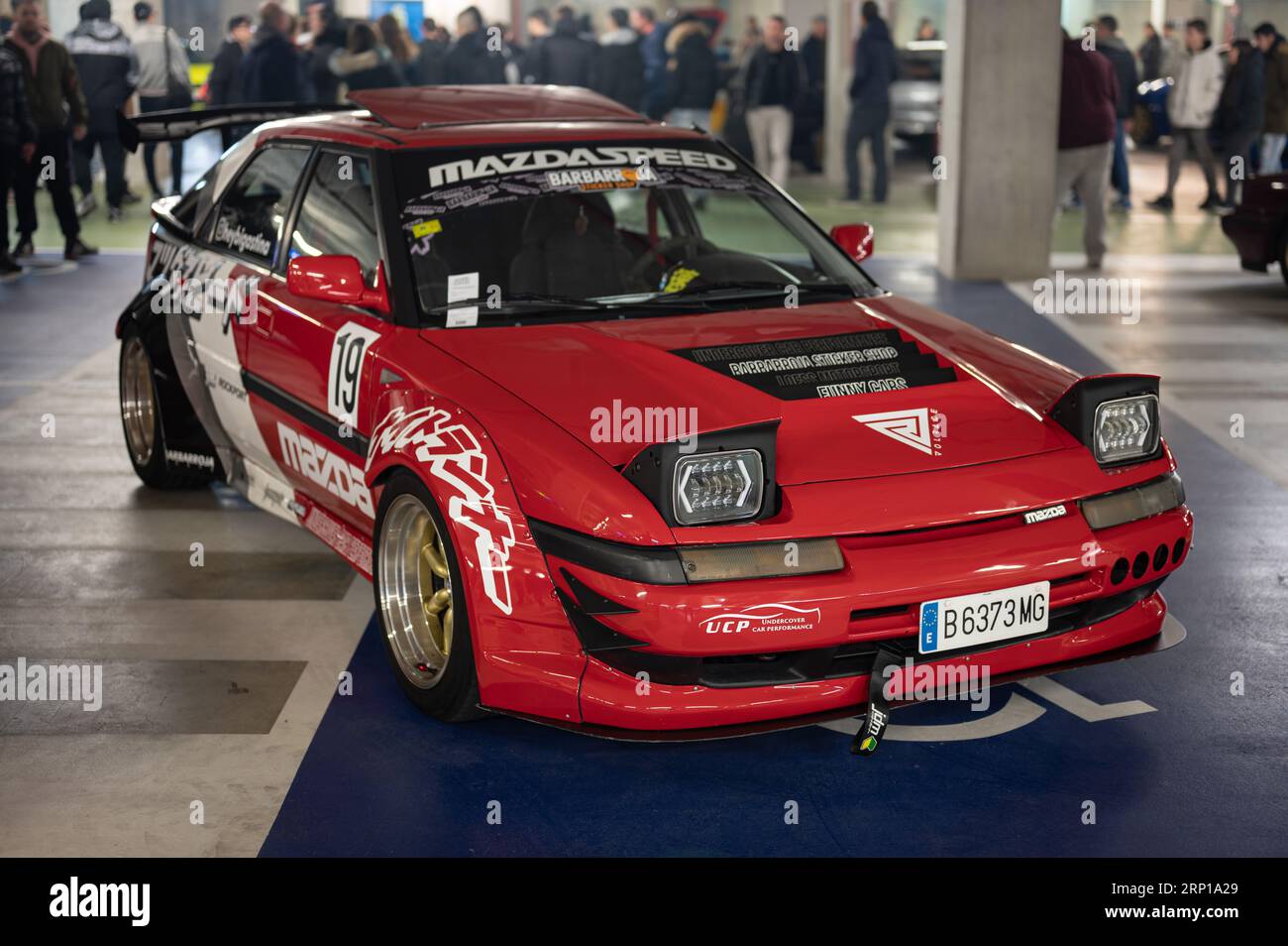 Eine alte Mazda 323f BG 1989 mit Spoiler und Verbreitungskit Stockfotografie - Alamy