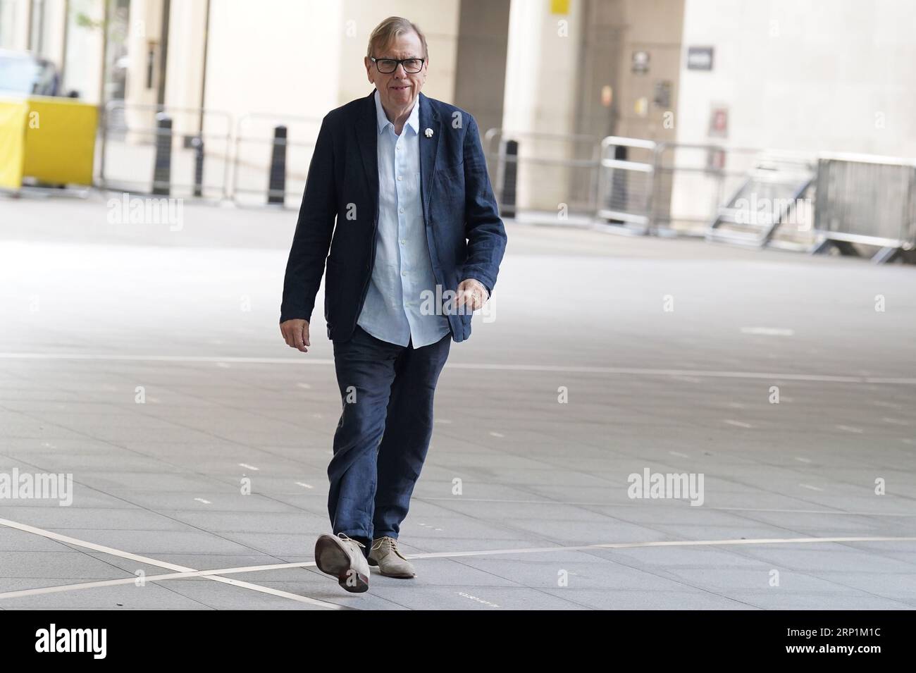 Der Schauspieler Timothy Spall kommt am BBC Broadcasting House in ...