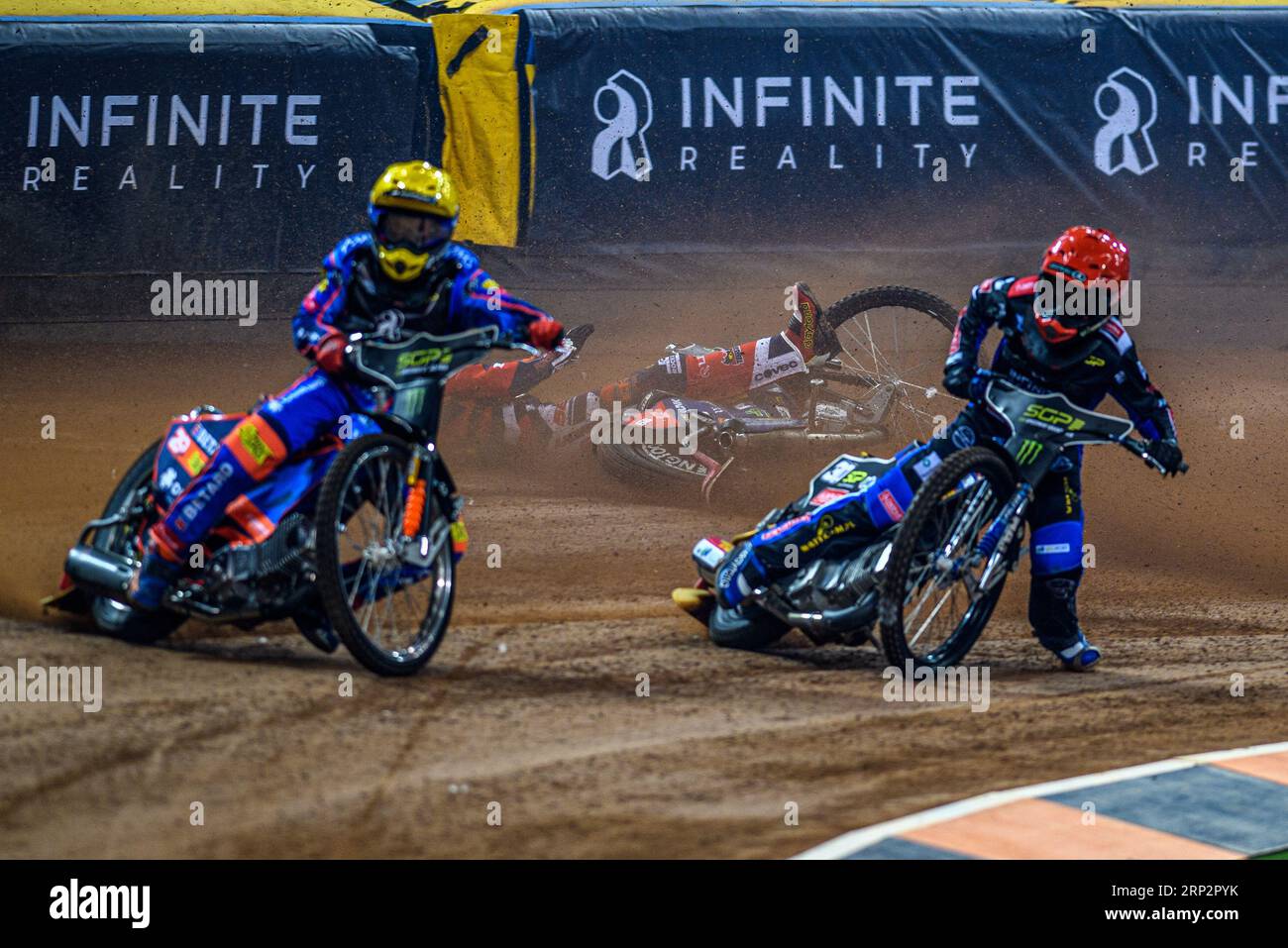 Steve Worrall (16) ist ein faller hinter Leon Madsen (30) (Rot) und ...