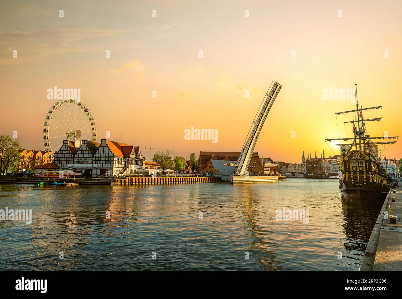 Panorama der altstadt im fluss mottlau mit schiffen -Fotos und ...