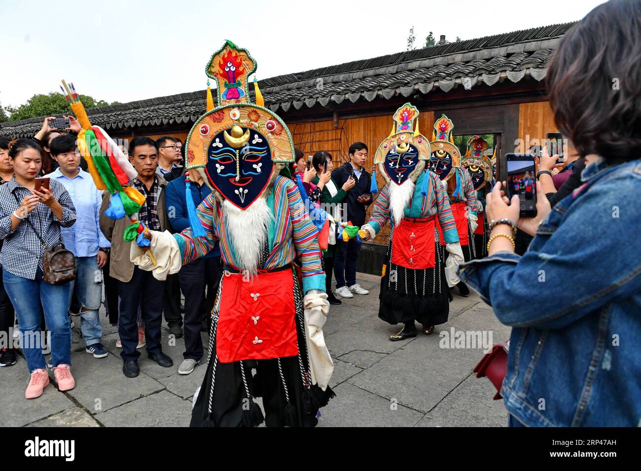 (181029) -- HANGZHOU, 29. Oktober 2018 -- Menschen beobachten ...