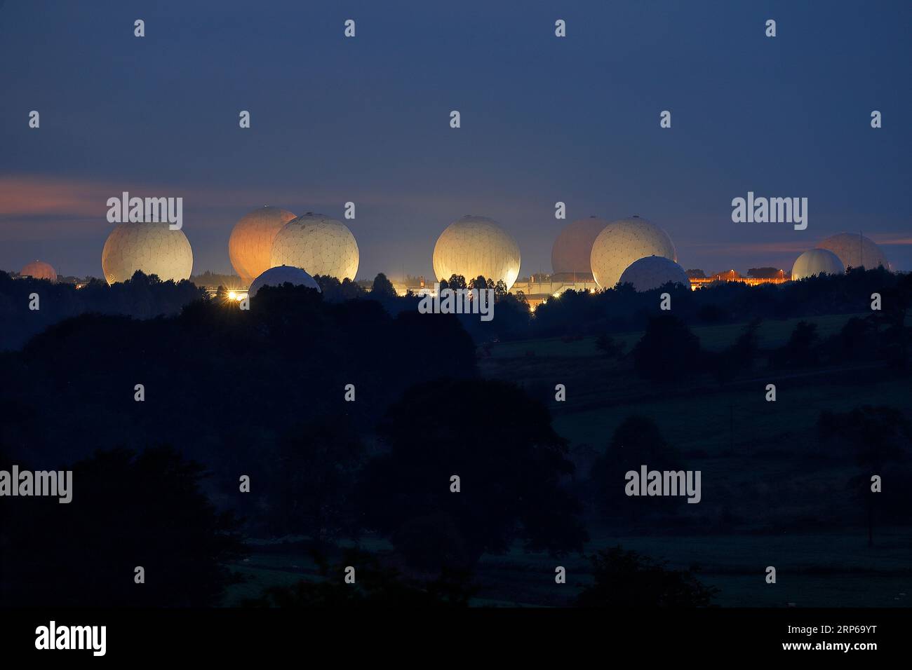 Raf menwith hill bei nacht -Fotos und -Bildmaterial in hoher Auflösung ...