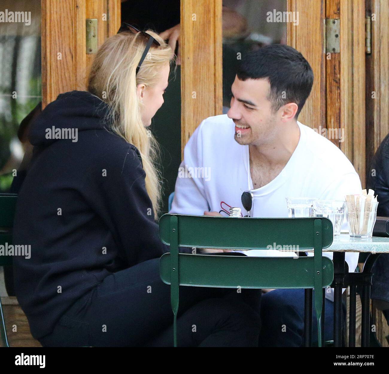 NEW YORK, NY - 09. Mai: Sänger Joe Jonas und seine Freundin, die Schauspielerin Sophie Turner ...