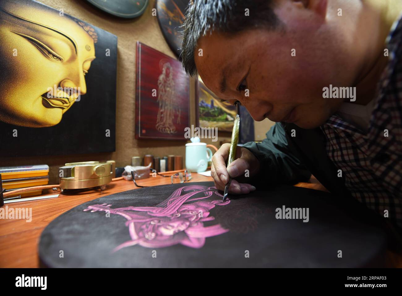 (190507) -- DUNHUANG, 7. Mai 2019 (Xinhua) -- Shen Hongjie macht einen ...