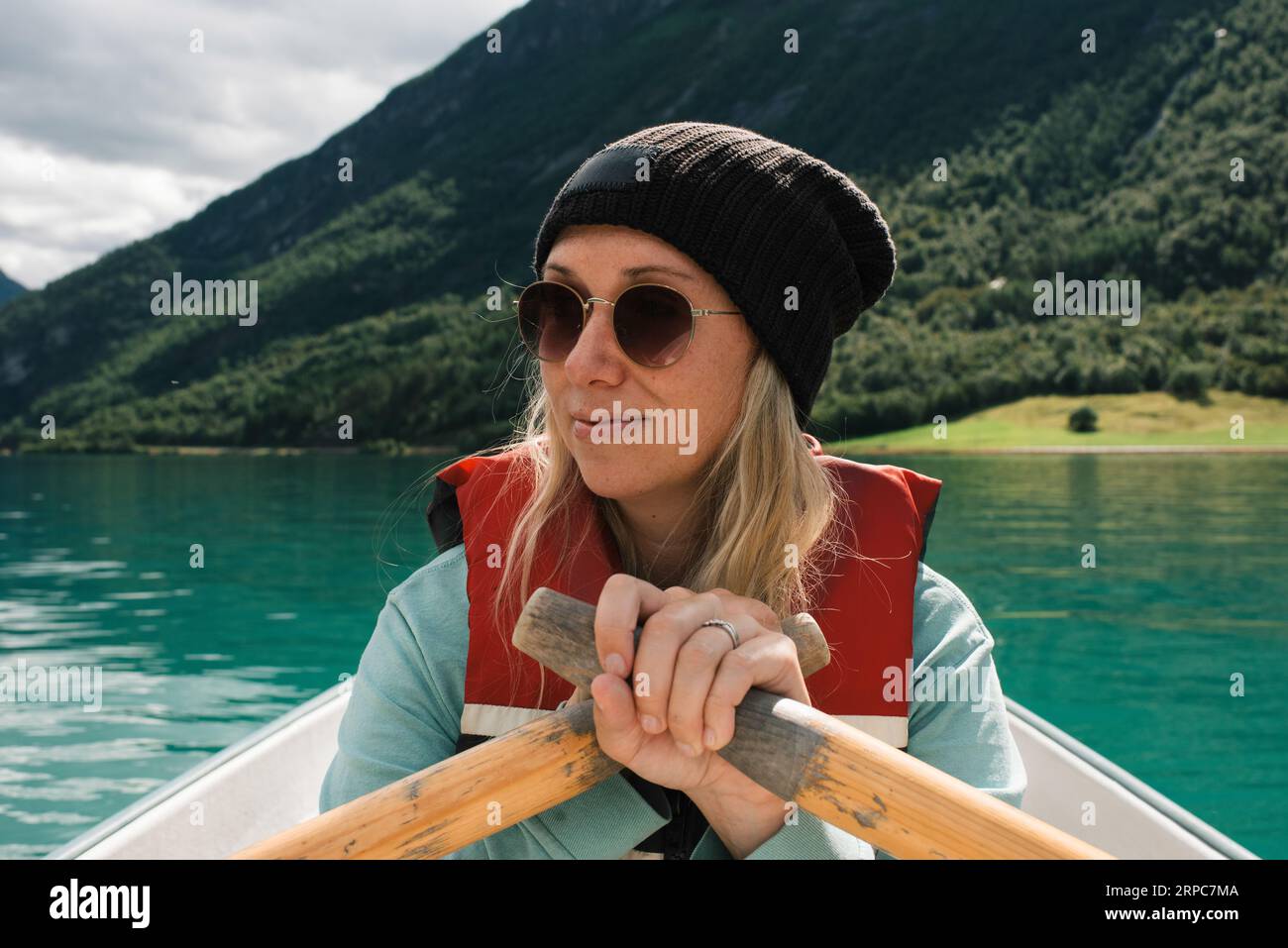 Frau ein boot rudern -Fotos und -Bildmaterial in hoher Auflösung – Alamy