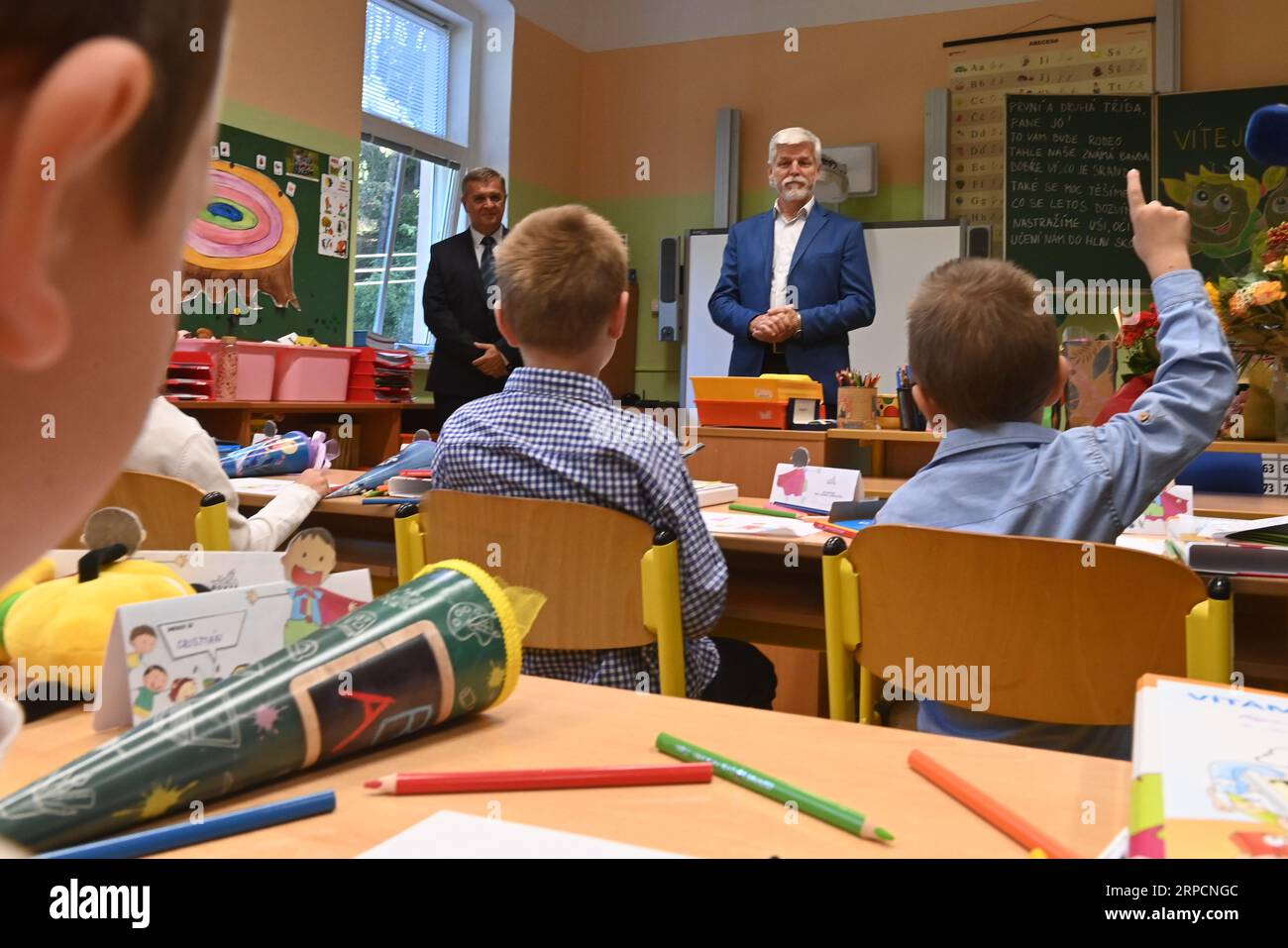 Präsident Petr Pavel besucht Grundschule und Kindergarten in Sadov ...