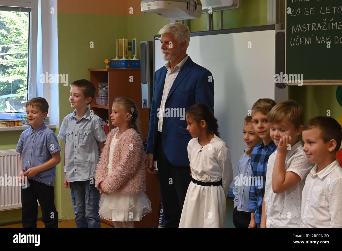 Präsident Petr Pavel besucht Grundschule und Kindergarten in Sadov ...