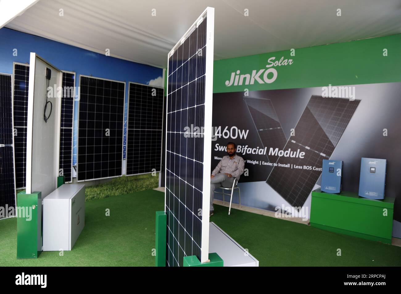 (190710) -- SANAA, 10. Juli 2019 -- Ein Anbieter von Solaranlagen wartet auf Kunden während ...