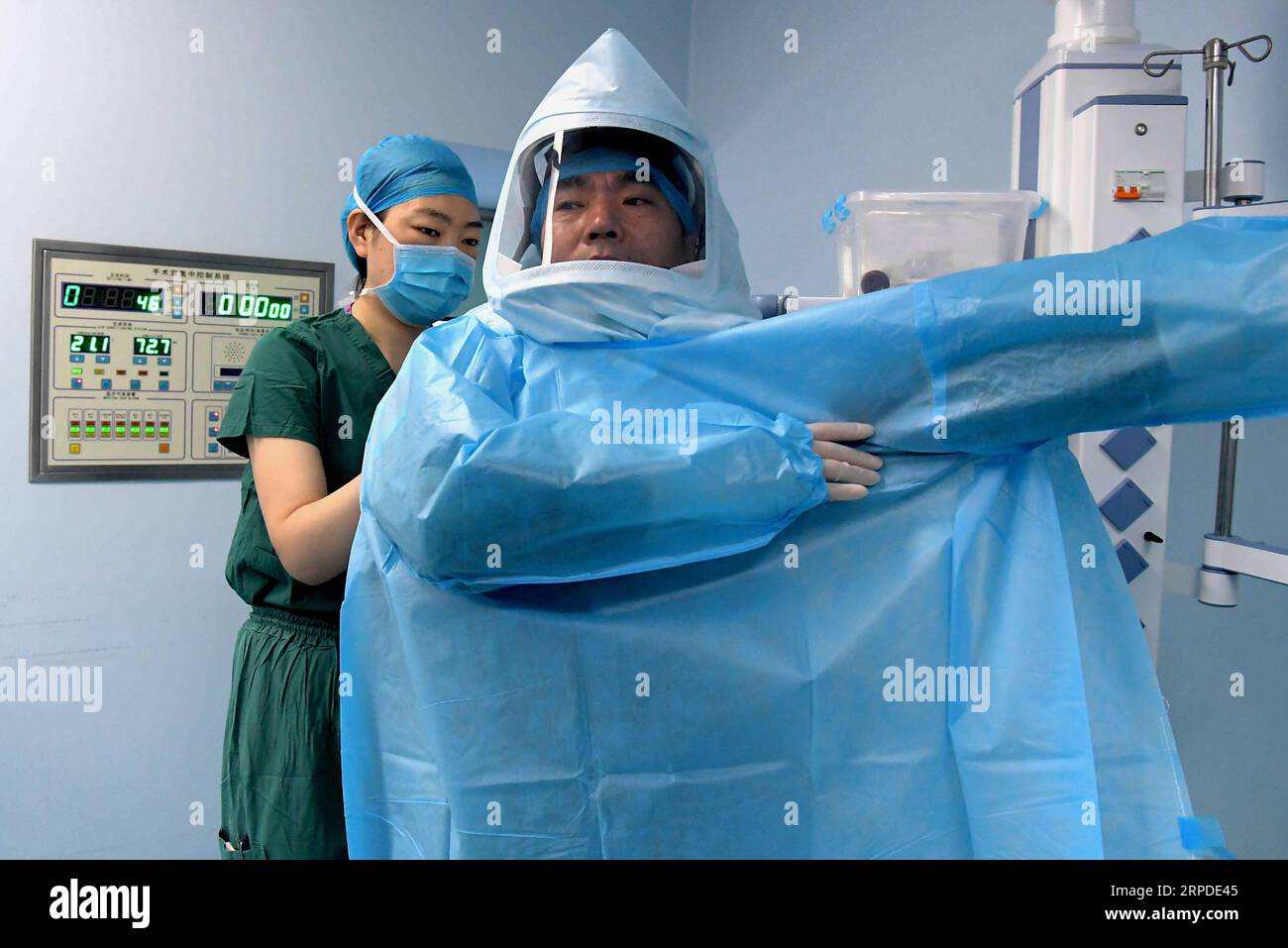 (190801) -- ZHENGZHOU, 1. August 2019 -- Feng Xiuling trägt vor der ...