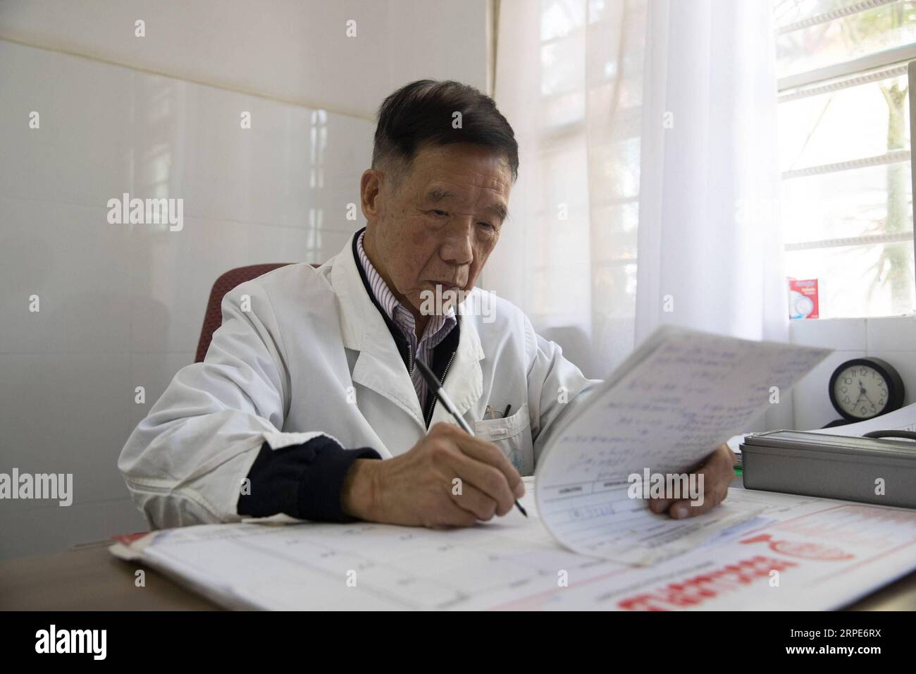 (190819) -- LUSAKA, 19. August 2019 -- Dr. Gong Meiling durchsucht die ...