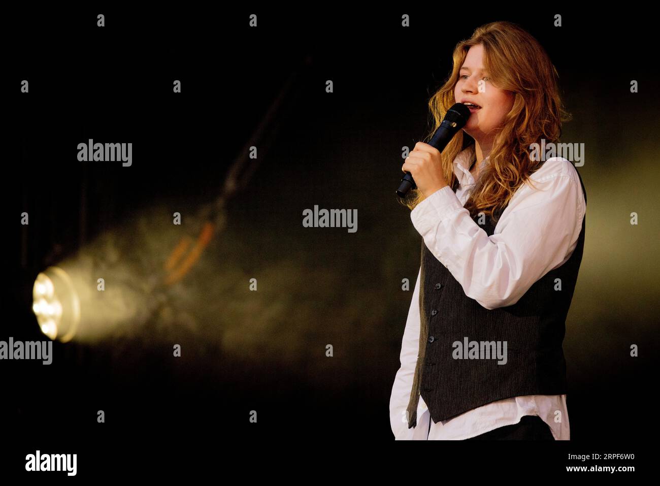 Mädchen in rot -Fotos und -Bildmaterial in hoher Auflösung - Seite 2 ...