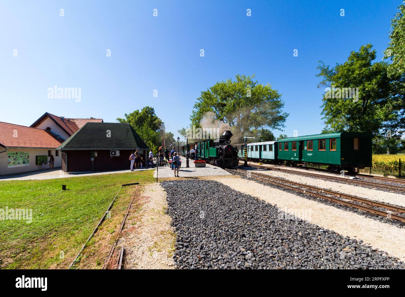 Nagycenki Szechenyi Muzeumvasut Schmalspurbahn. Personenzug gezogen von der „Andras ...