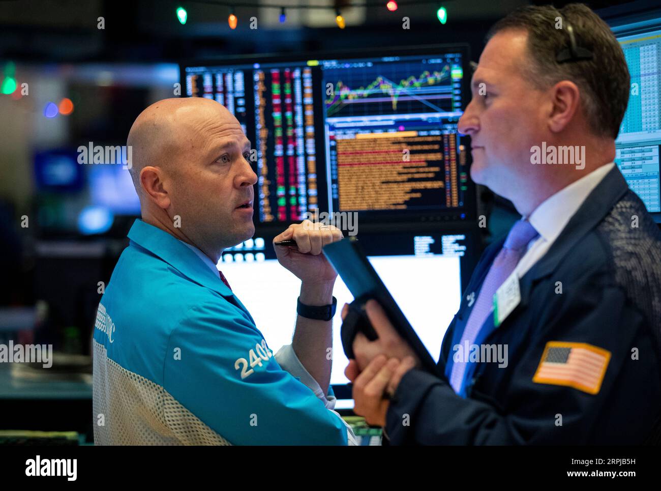 191204 -- NEW YORK, 4. Dezember 2019 -- Händler arbeiten an der New ...