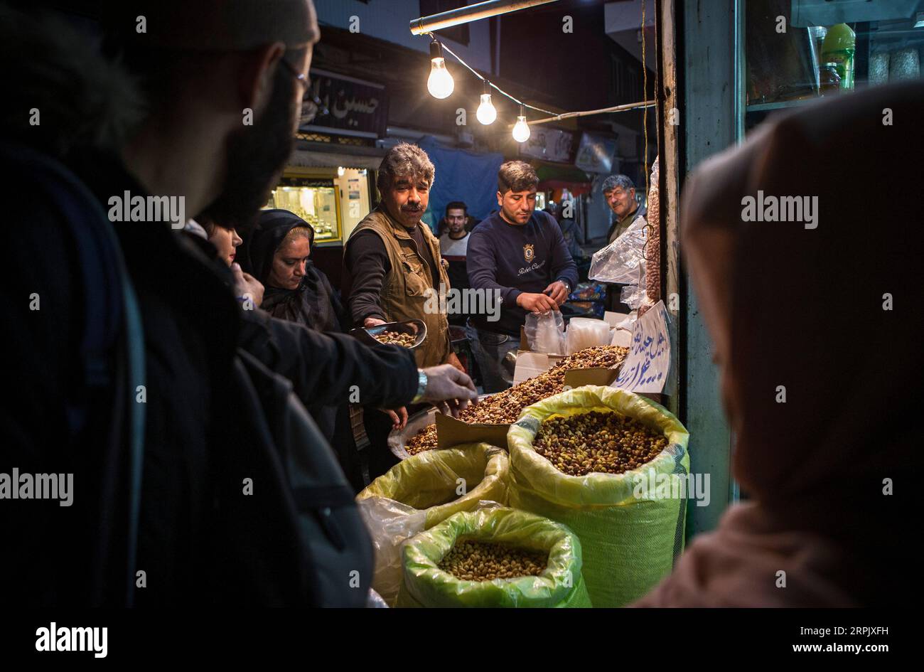 191222 --TONEKABON, 22. Dezember 2019 -- Menschen kaufen Nüsse für die ...