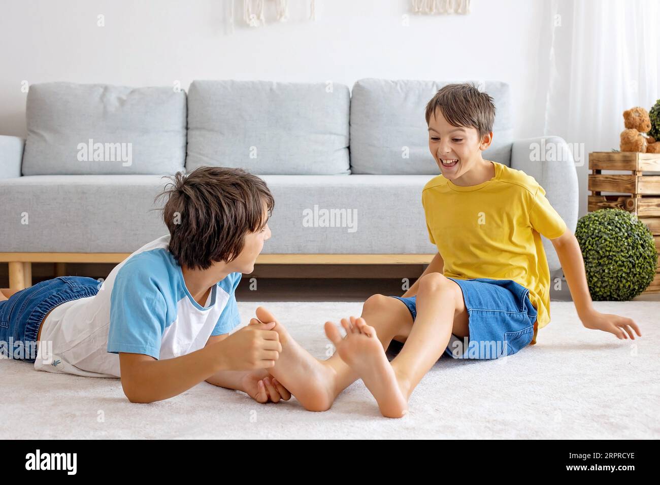 Kitzeln füße junge -Fotos und -Bildmaterial in hoher Auflösung – Alamy