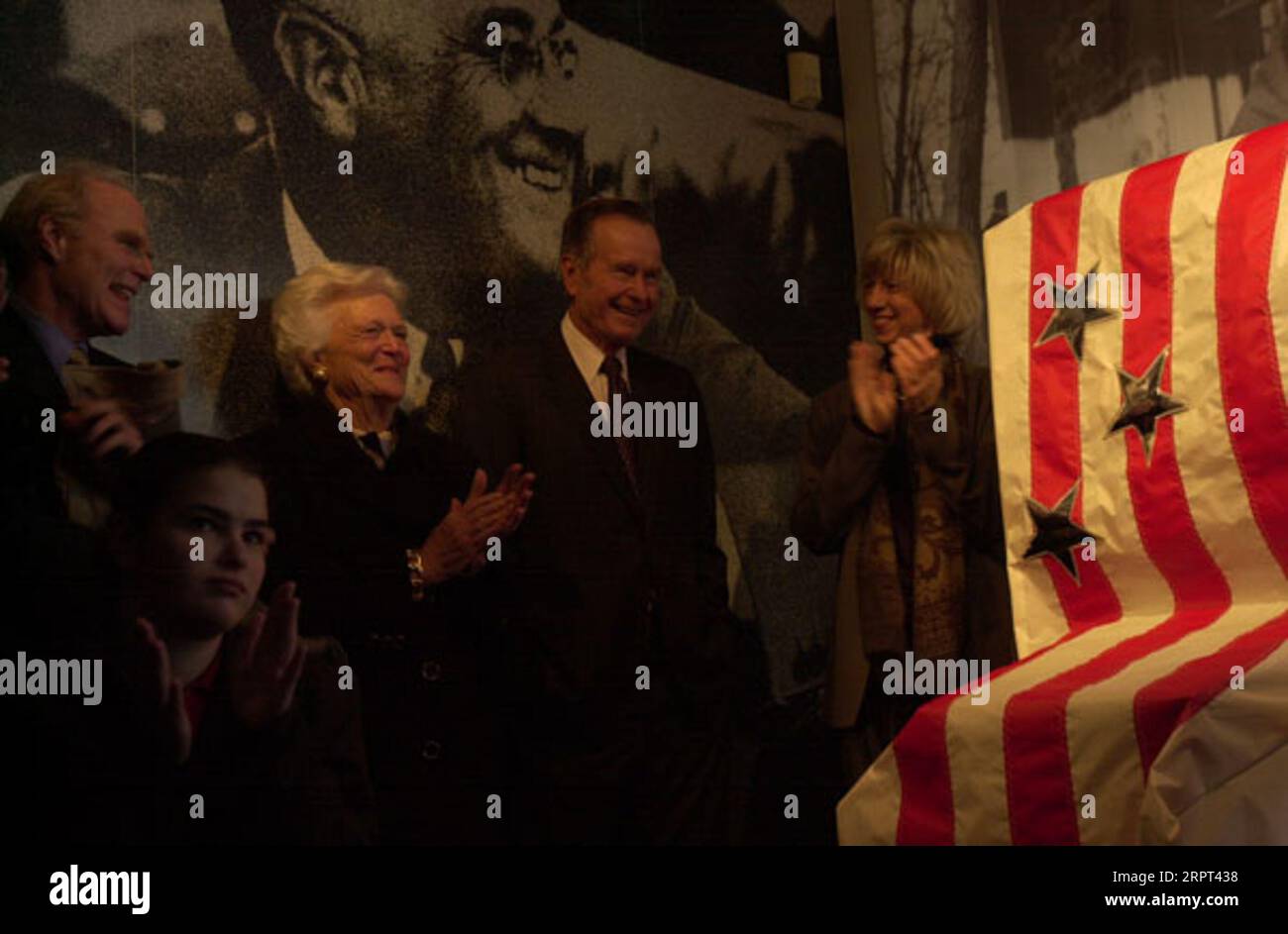 Ehemalige First Lady Barbara Bush, zweite von links hinten, ehemaliger ...