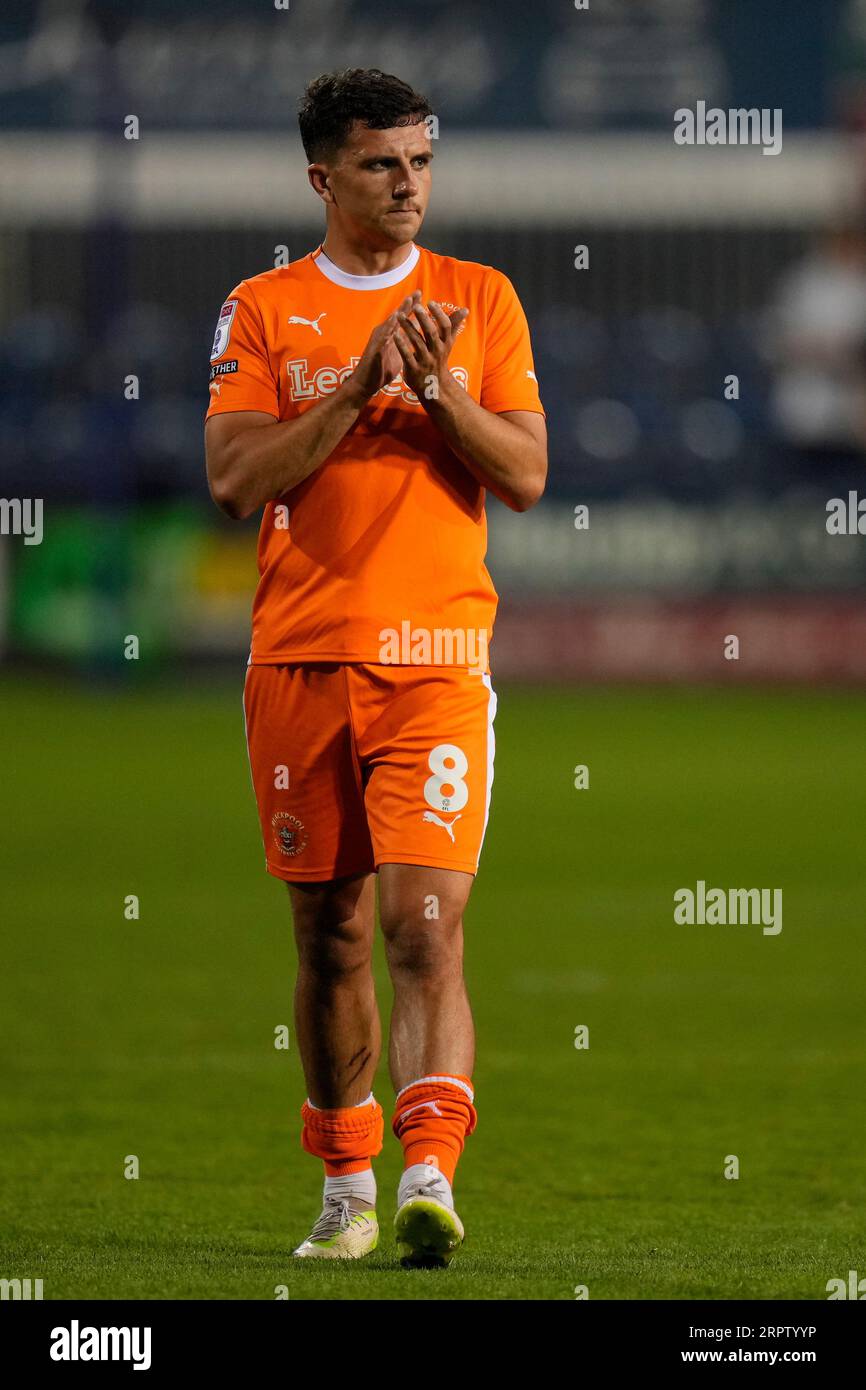 Albie Morgan #8 von Blackpool begrüßt die Fans nach dem EFL Trophy ...