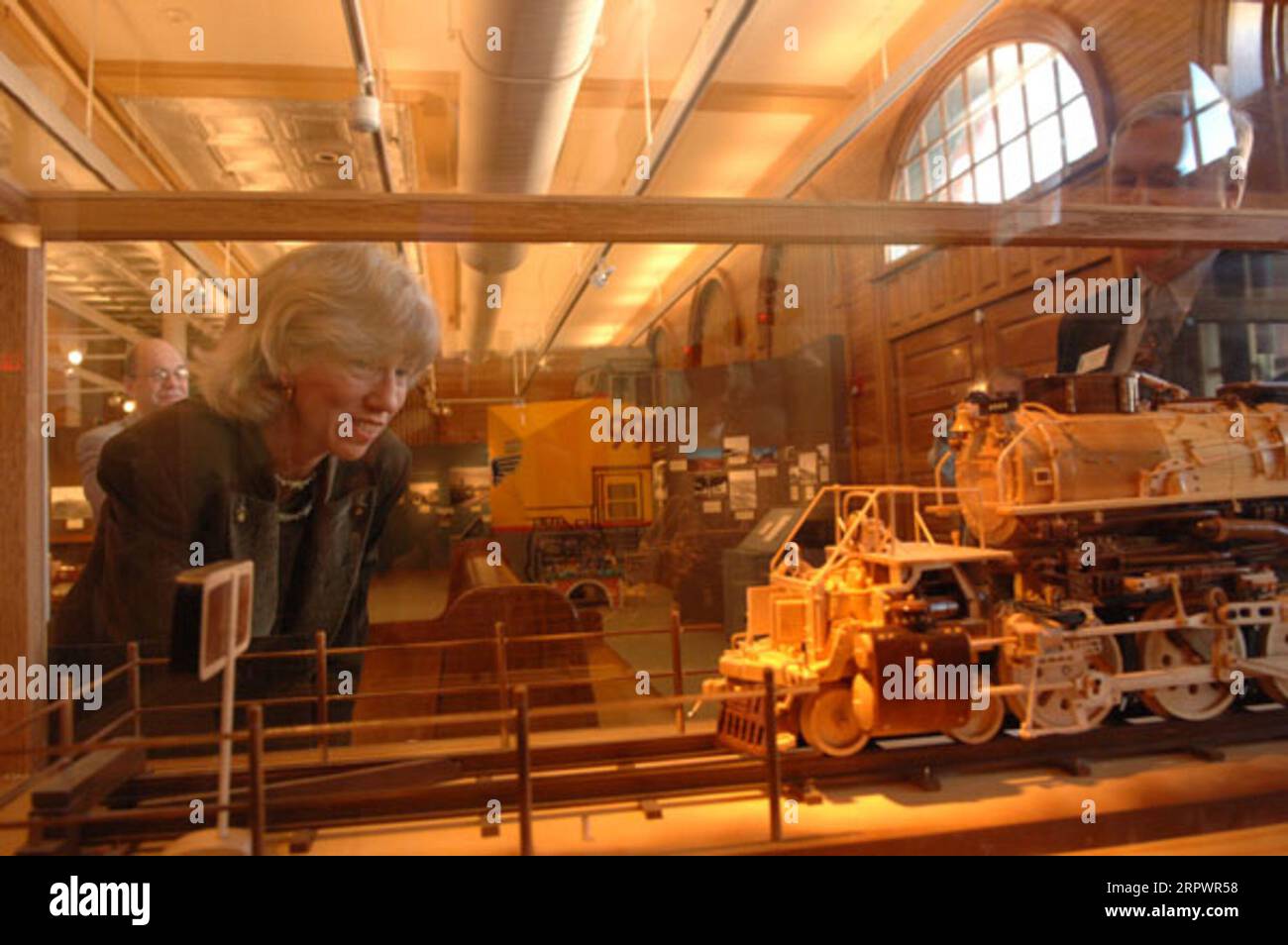 Sekretär Gale Norton, links, begleitet vom Chief Executive Officer des ...