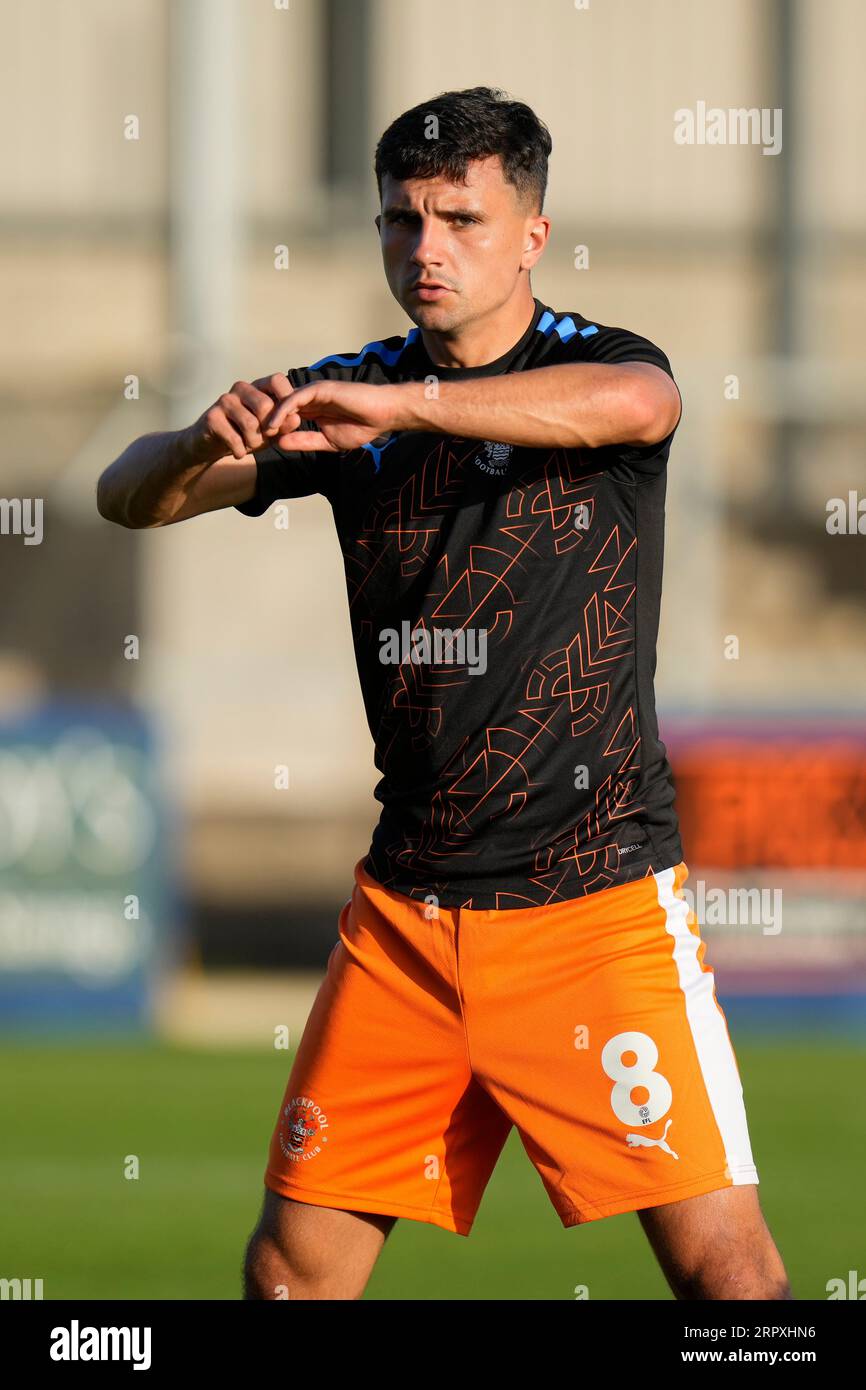 Albie Morgan #8 von Blackpool erwärmt sich vor dem EFL Trophy Match ...