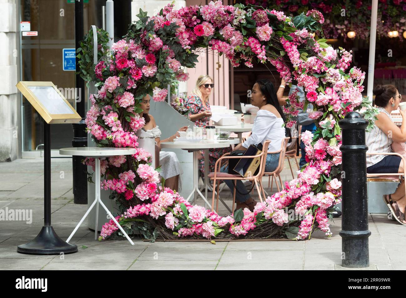 200804 -- LONDON, 4. Aug. 2020 Xinhua -- Menschen essen in einem ...