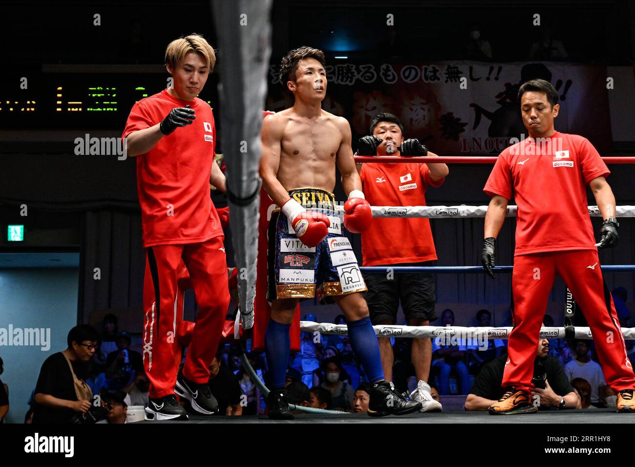 Tokio, Japan. 30. August 2023. Seiya Yamaguchi, zweite links, steht mit den Trainern Kosuke Ota ...