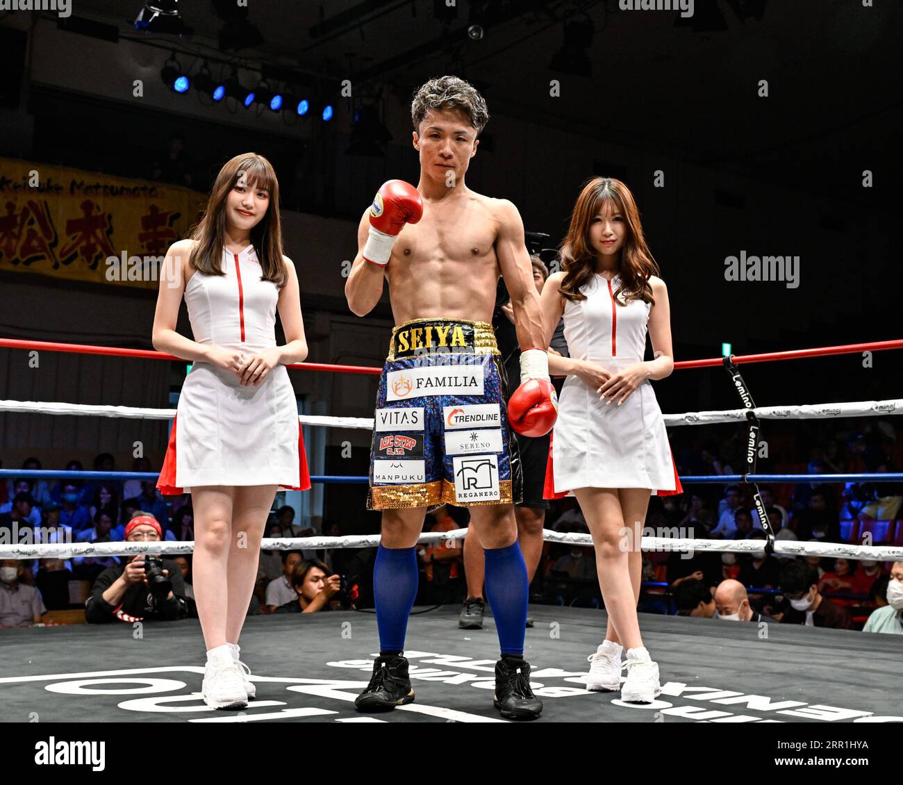 Tokio, Japan. 30. August 2023. Seiya Yamaguchi, Center, posiert mit den Ringmädchen Yuna ...
