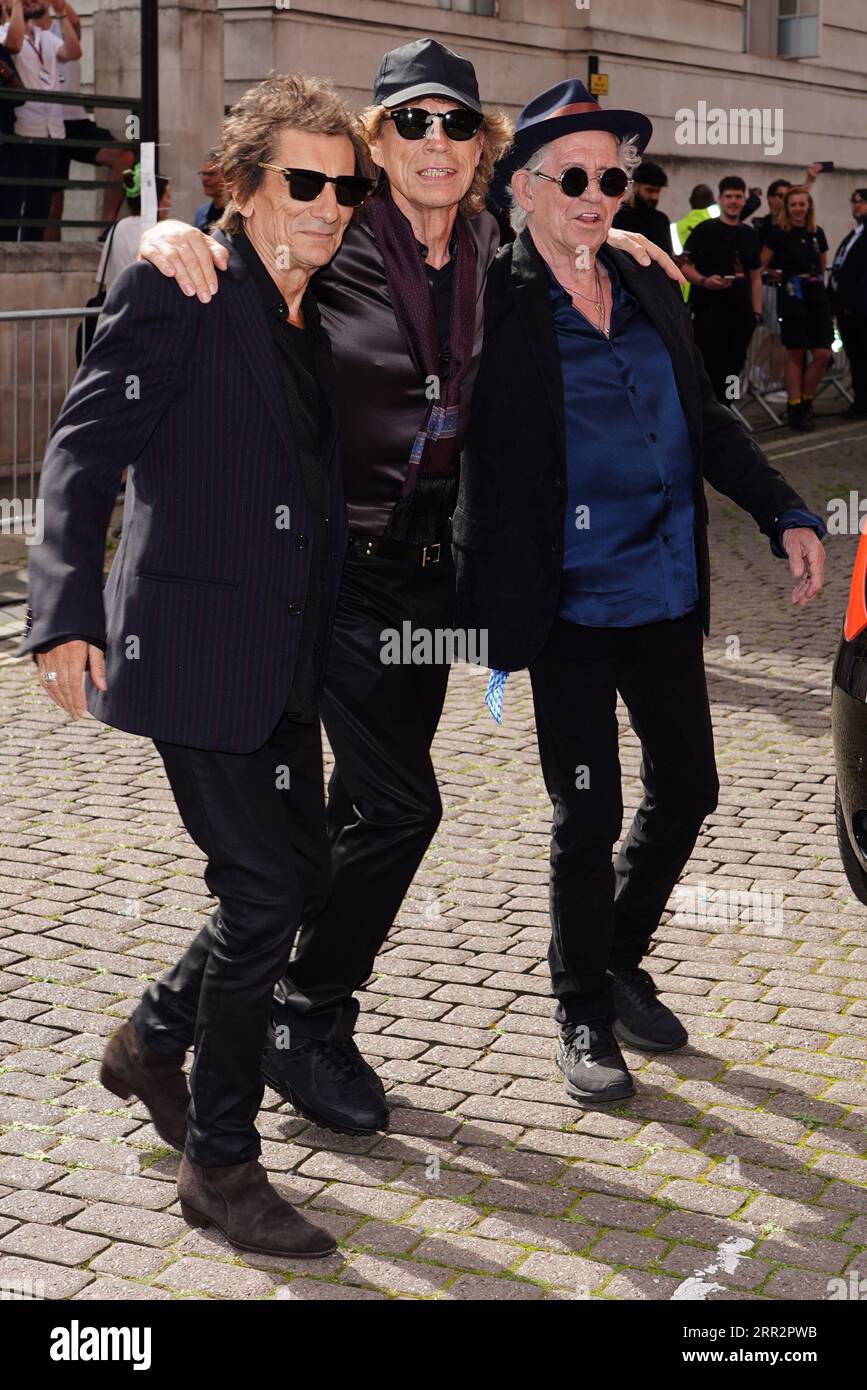 (Links nach rechts) Ronnie Wood, Sir Mick Jagger und Keith Richards bei ...