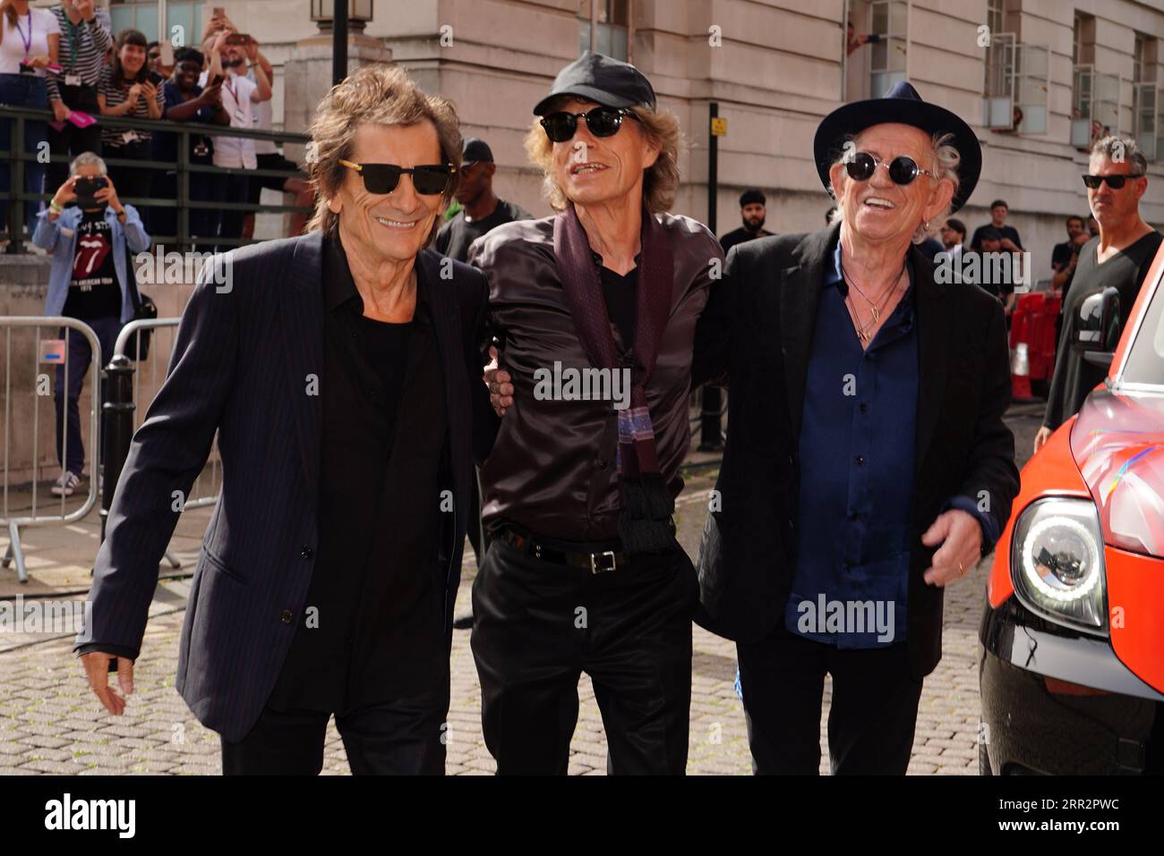 (Links nach rechts) Ronnie Wood, Sir Mick Jagger und Keith Richards bei ...