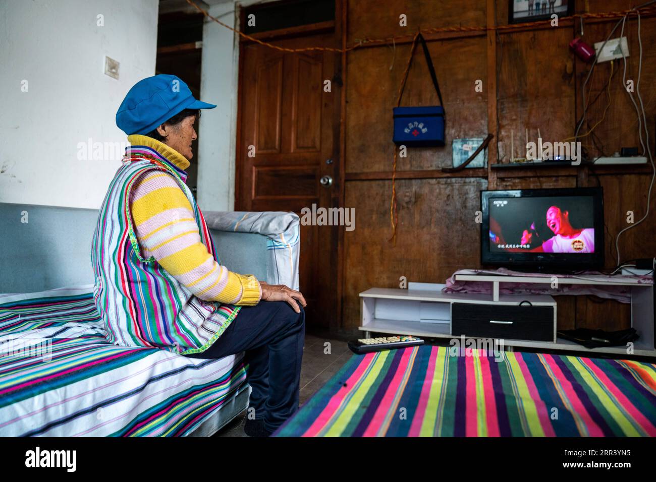 201114 -- KUNMING, 14. November 2020 -- eine ältere Frau der ethnischen ...