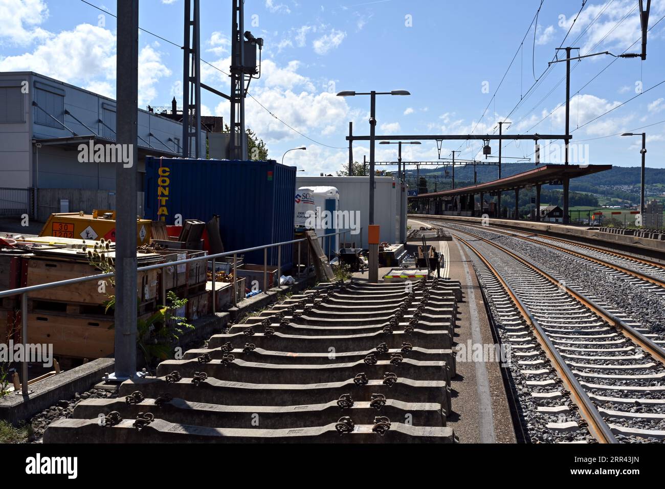 Die Schienen führen zum Bahnhof im Dorf Urdorf in der Schweiz. Beim ...