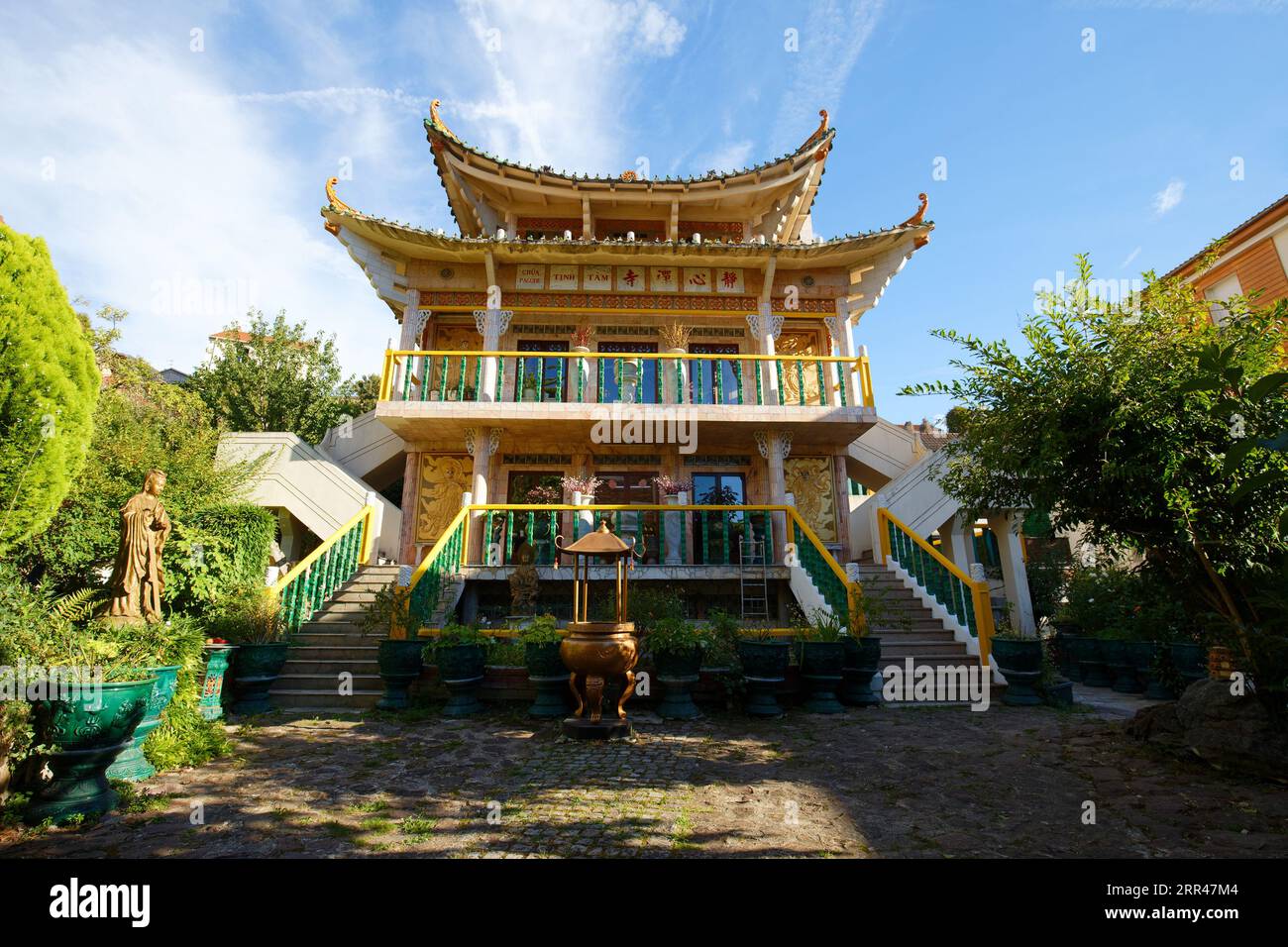Die Chua Tinh Tam Pagode ist ein buddhistischer Tempel, der mit ...