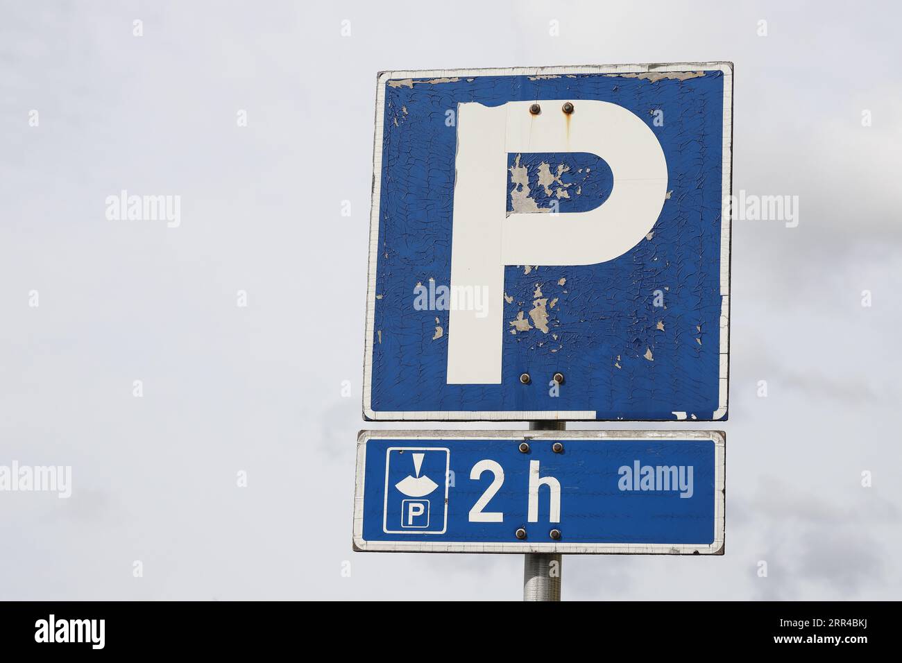 Parkplatz zeichen symbol informationen -Fotos und -Bildmaterial in ...