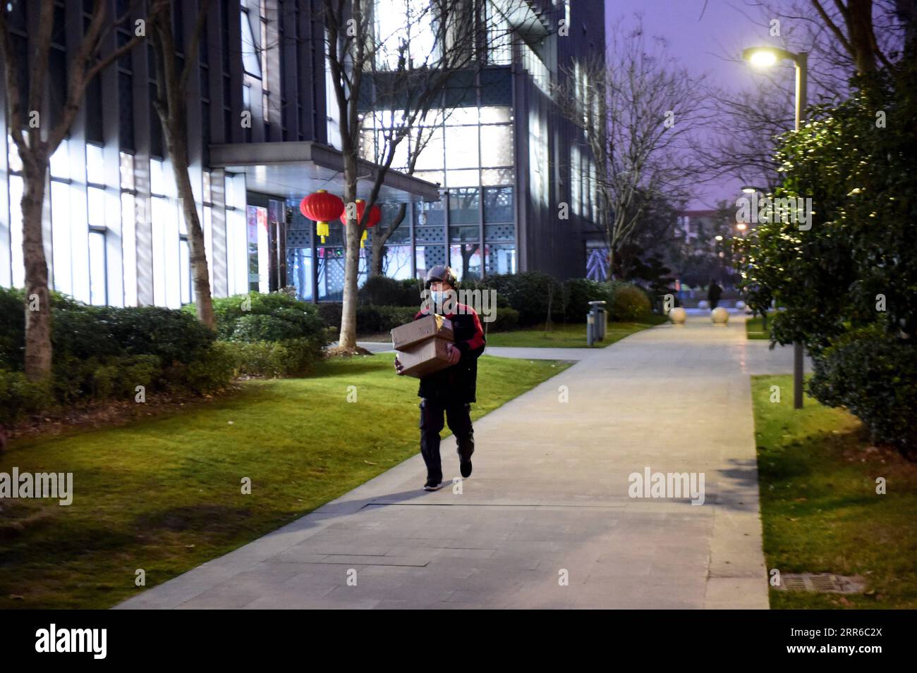 210205 -- HEFEI, 5. Februar 2021 -- Li Hongqiang liefert Pakete in Hefei, ostchinesische Provinz ...