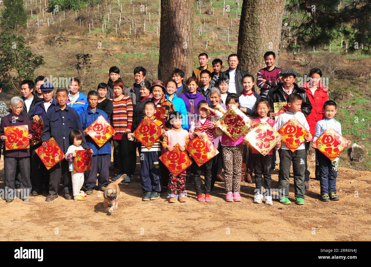 210223 -- RONG AN, 23. Februar 2021 -- Kinder und Erwachsene posieren ...