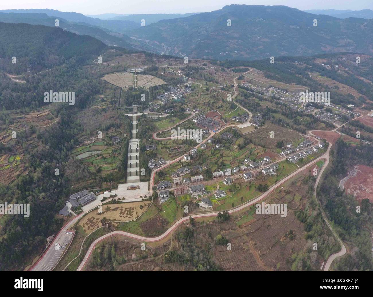 210404 -- TONGJIANG, 4. April 2021 -- Luftaufnahme, aufgenommen am 1 ...