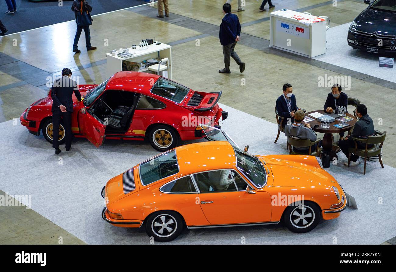 210409 -- CHIBA, 9. April 2021 -- Besucher besuchen die Automobil ...